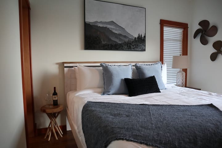 Bell & Whistle Oceanfront Suite - Ucluelet