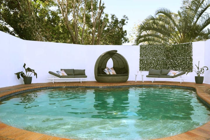 Large 5 Bedroom Family Friendly Home With Pool -