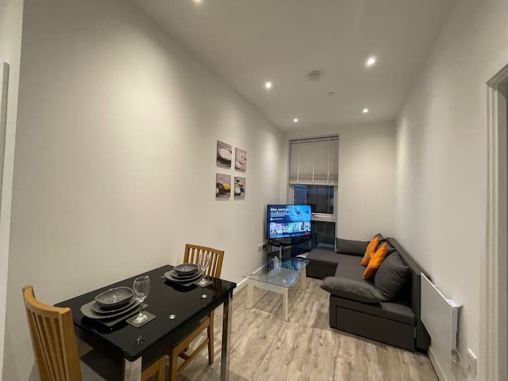 Central 1 Bed Apartment Heart Of Town Free Parking - Staines-upon-Thames