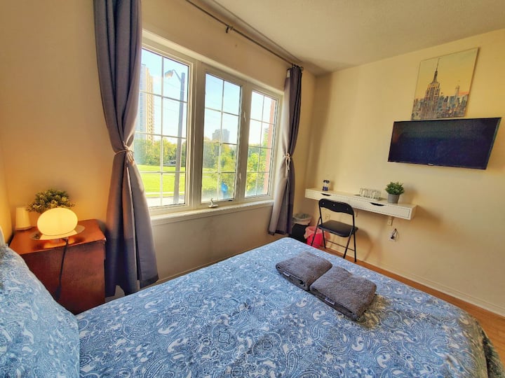 Jack&jill | Ensuite Bathroom +Parking Near Subway. - Toronto