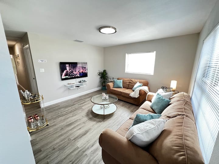 Home Near The Beach W/ Hot-tub And Movie Room - Fort Pierce, FL