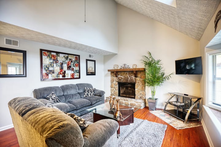 Peaceful 2 Bedroom Stylish Townhouse - Marietta, GA