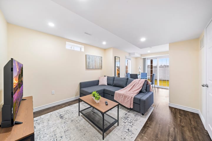 Bright And Private Apartment W/parking & Amenities - Bradford