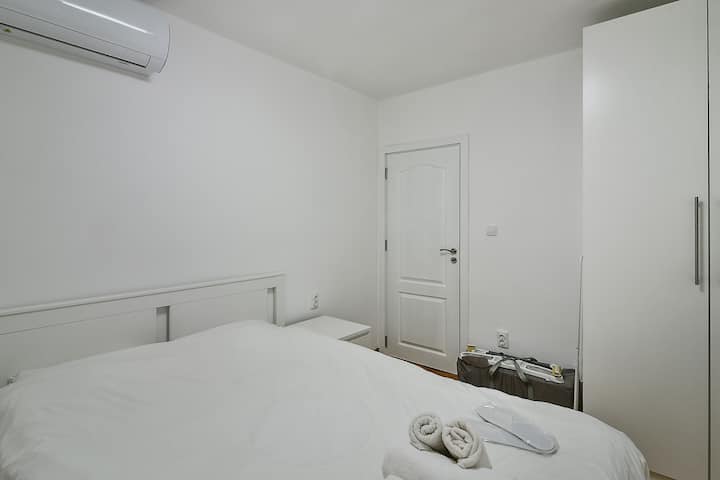 Central 3 Br Flat With Free Parking - Varna