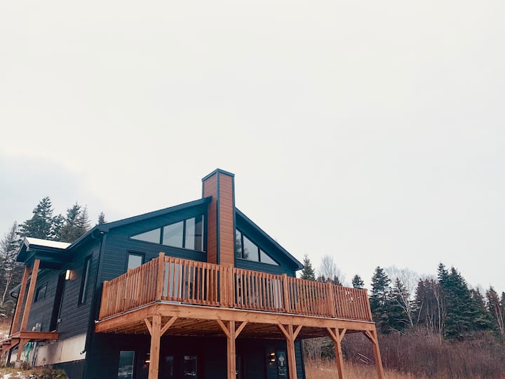 Chalet Chaleureux Avec Vue Sur La Baie De Gaspé - Gaspé