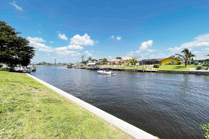 Cape Coral 3/2 Pool Hm On Canal No Airbnb Fees - Cape Coral, FL