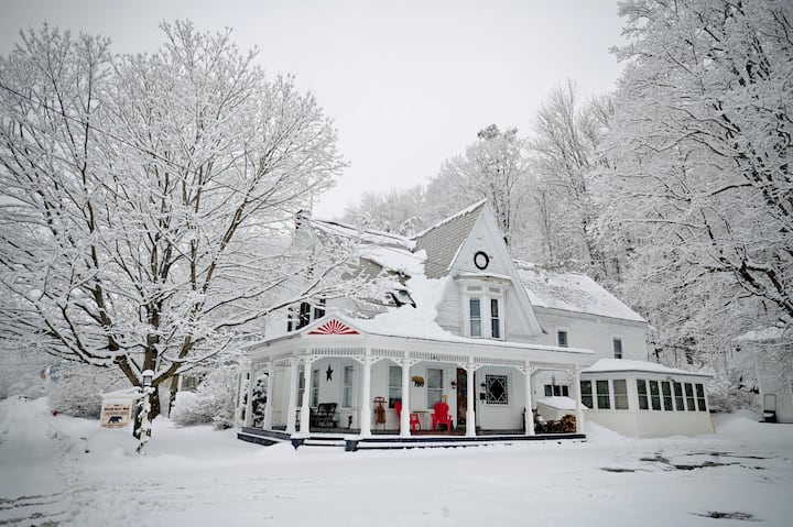 Charming Vt Inn Near Okemo | 7 Bd, 9 Bath | No Fee - Vermont