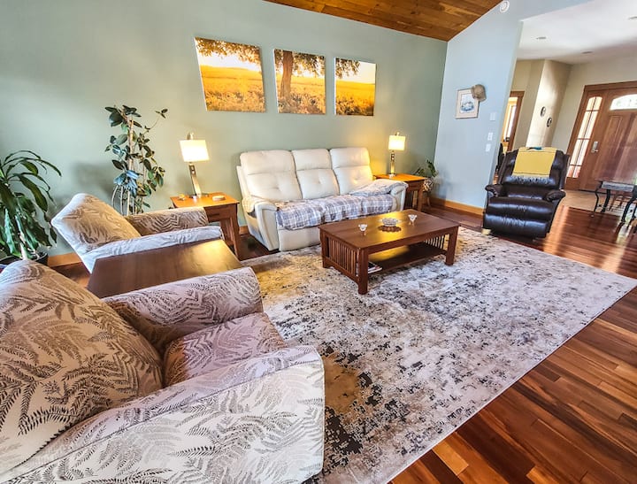 Sunny Palm Retreat Hot Tub - Salt Spring Island