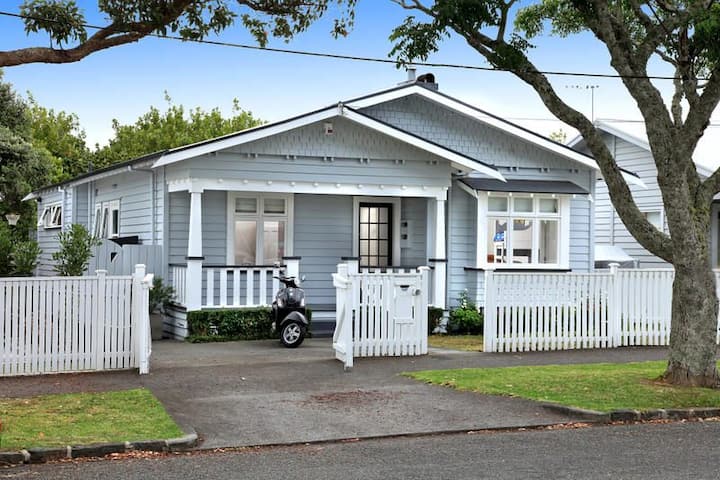 Charming 3 Bedroom Bungalow With Car Park - Auckland