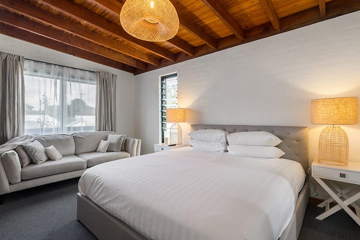 Beachfront Magic! Large King Bedroom With Ensuite - Byron Bay