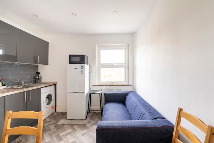 1 Double Bed & 3 Singles In A Modern Huge Room. - Woking
