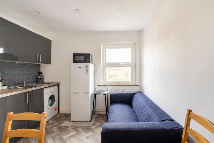 4 Bed Modern New Deluxe Room Central, New Kitchen. - Woking