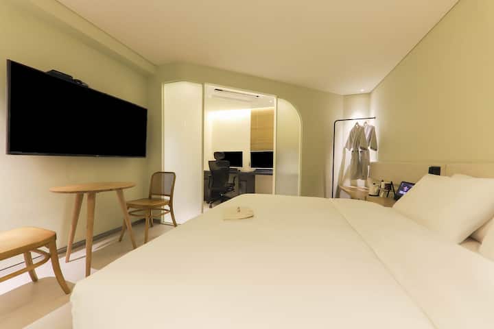 [뮤트호텔 더블 Pc룸3(게이밍룸)]부산 남구 대연동 깔끔한 디자인호텔(2pc, 더블베드) - Busan