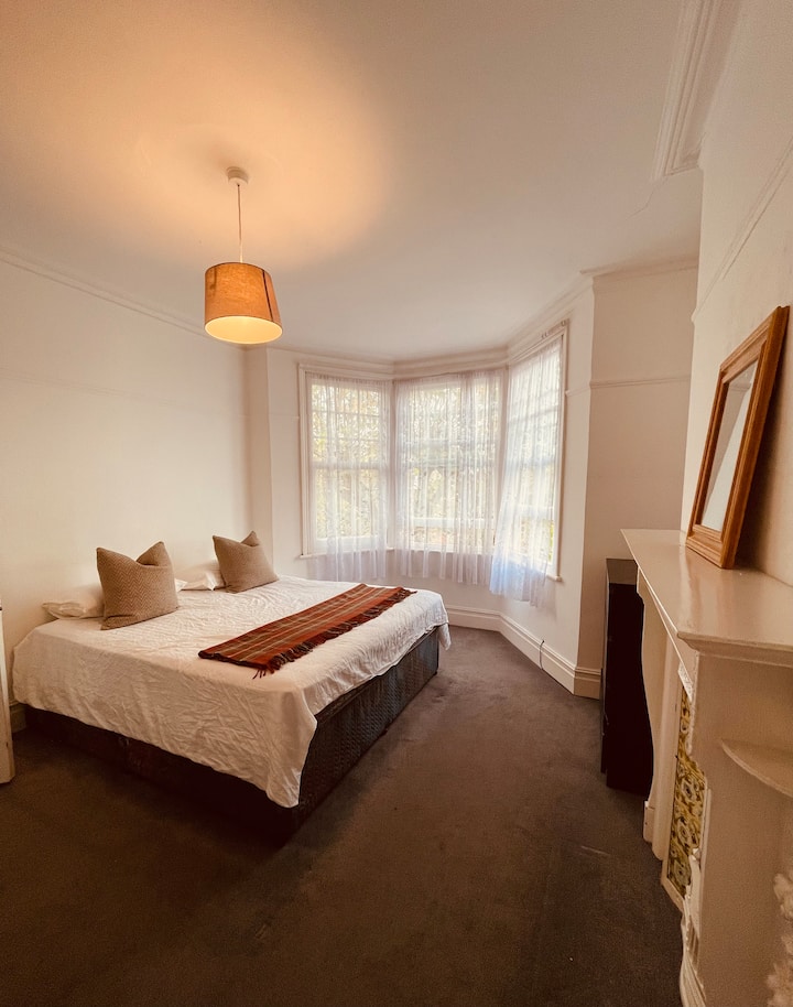 Large 4 Bedroom House & Garden - Barnet