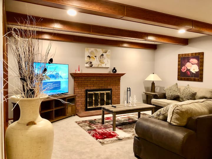 Entire Beautiful Home: 5br/3ba With 2 King Beds - Lincoln, NE