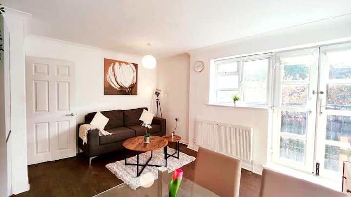 Spacious Two Bedroom Two Bathroom Flat In E1. - Londres