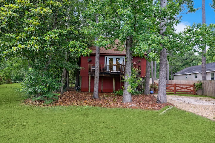 Southern Waterfront Treehouse - Covington, LA