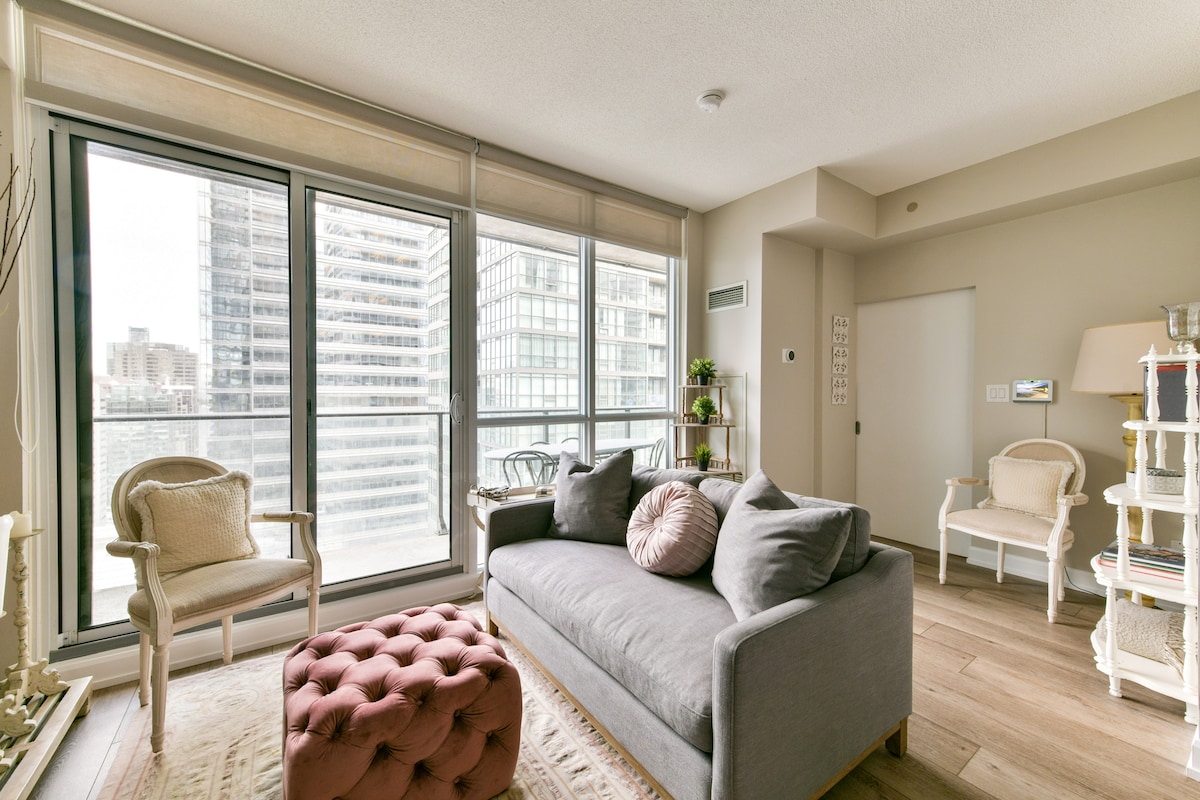 Cozy Luxury 1 Bedroom & Office Maple Leaf Square - Condominiums for ...