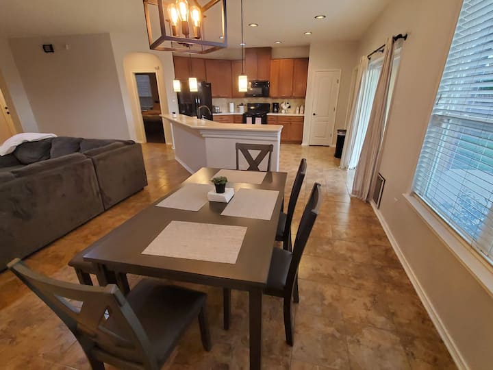 Whole Private House, Garage, Big Tv's! - Round Rock, TX