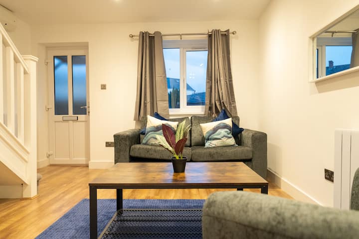 Stylish 2br | Free Parking | Near M4 & Hospital - Newport