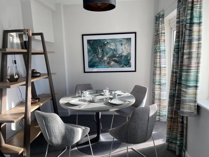 Two Bedroom Flat In Epsom Surrey - Surbiton