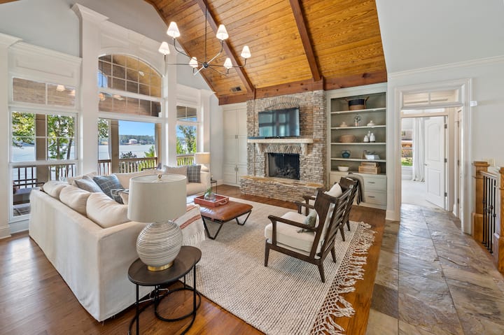 Escape To Wildwood To Enjoy This 5br/4ba Lake Home - Lake Sinclair, GA