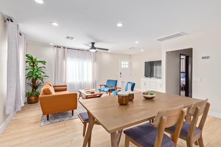 Modern 2 Bedroom
Home W/ Free
Parking Downtown - Chandler, AZ