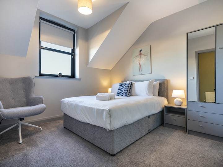 Stunning 2br Duplex W/ Bars, Cafes & Parks Nearby - Belfast
