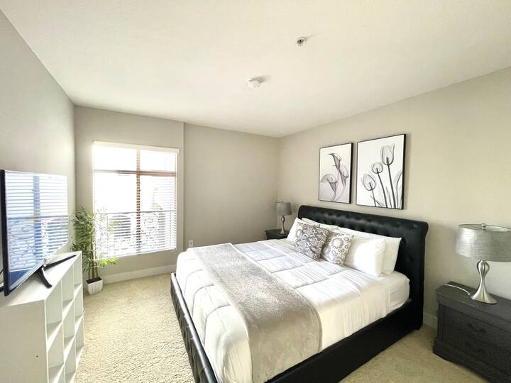 Ucla | Westwood Village. Resort-style 2 Bedroom - Santa Monica, CA