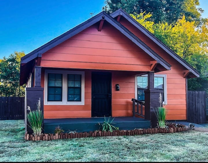 Cheerful 3- Bedroom Home With Parking On Premises. - Oklahoma City, OK