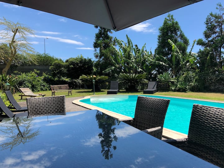 Tenda Adorável Com Jardim E Piscina - Azzorre