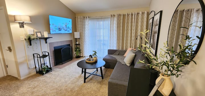 Smoke And Pet Free, Washer Dryer, Balcony, Cozy - Wheaton