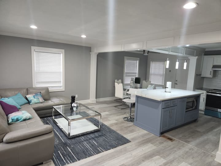 Modern House Close To Downtown! - Kansas City, KS