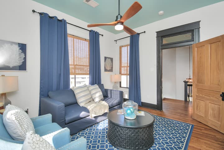 Charming Upper Flat/king Size Bed And Skyline View - Galveston Island, TX