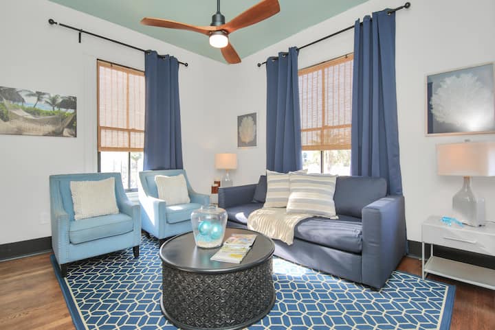 Picturesque Upper Flat/king Bed & Skyline View! - Galveston, TX