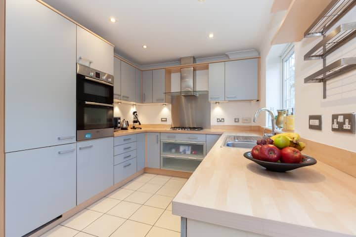 Modern 4 Bedroom Town House With Driveway Parking - Oxford