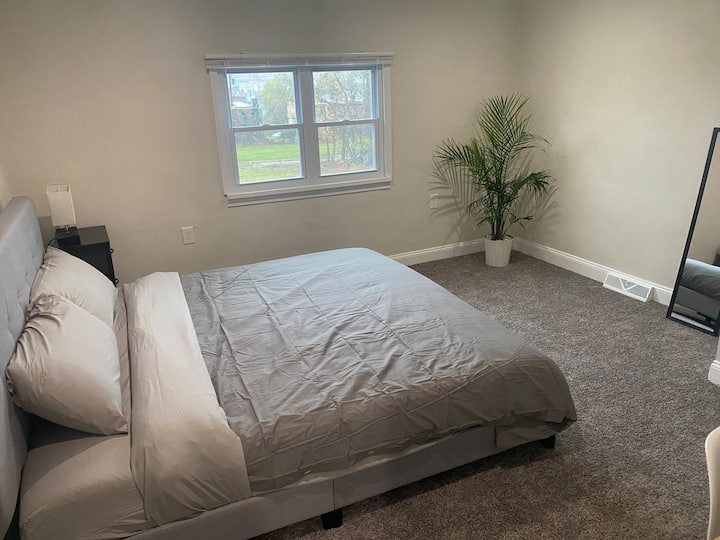#5 All New Private Room! King Size Bed! - Pittsburgh, PA