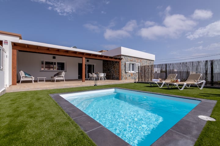 Holiday Villa Rustika Luxe 1- Rural, Pool, Bbq, Mountain View By Holidays Home - La Oliva
