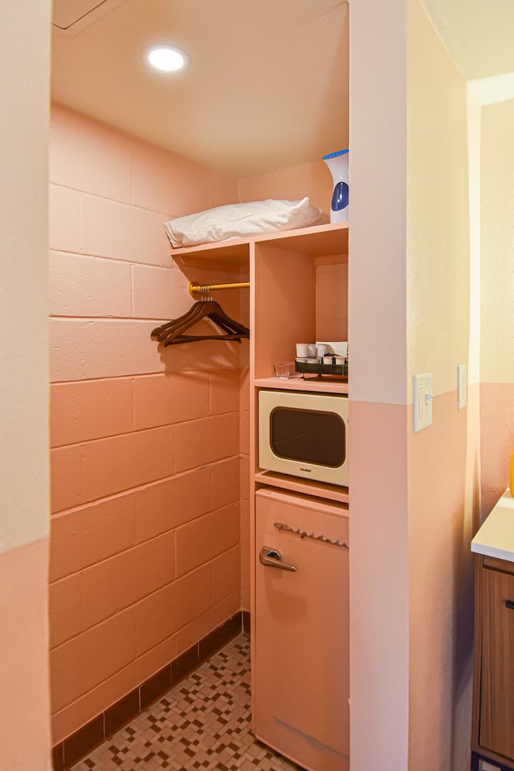 The Clementine On College - Room #5 - Fayetteville, AR