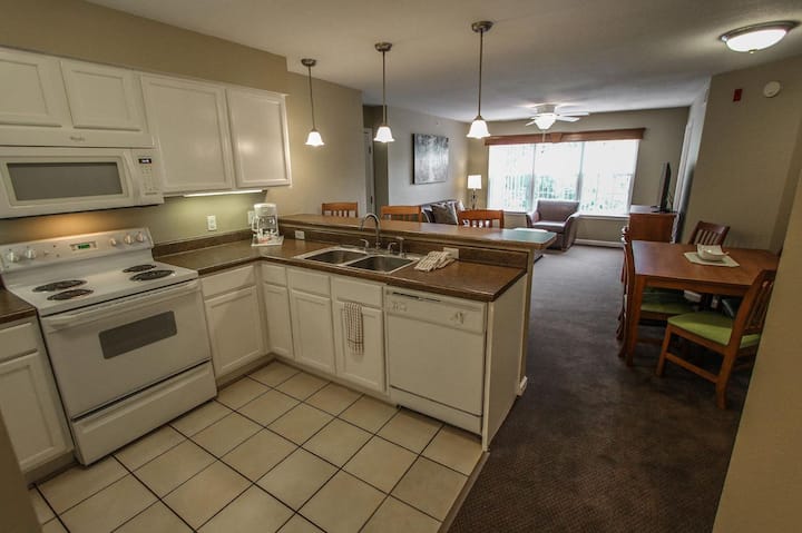 Big Getaway! 3/3 Sleeps 10! 2 Kitchen! Near Strip! - 布蘭森