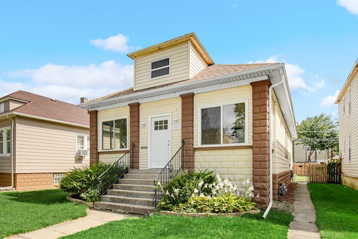 Newly Renovated Studio Apartment - Chicago, IL