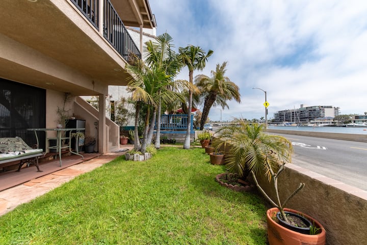 Beach Front 2 Bd. 1 Ba. Apartment- Sleeps Up To 6! - Long Beach, CA
