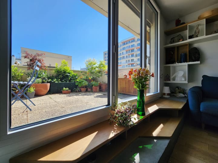 Nid Douillet Au-dessus Des Toits De Paris - Paris