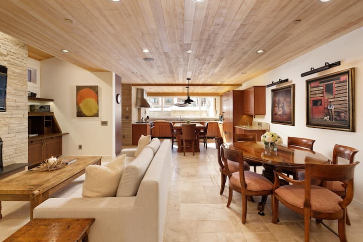 Luxurious 2 Bedroom In Aspen Core! - Aspen, CO