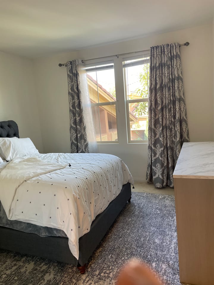 Large Cozy Apartment - Irvine, CA