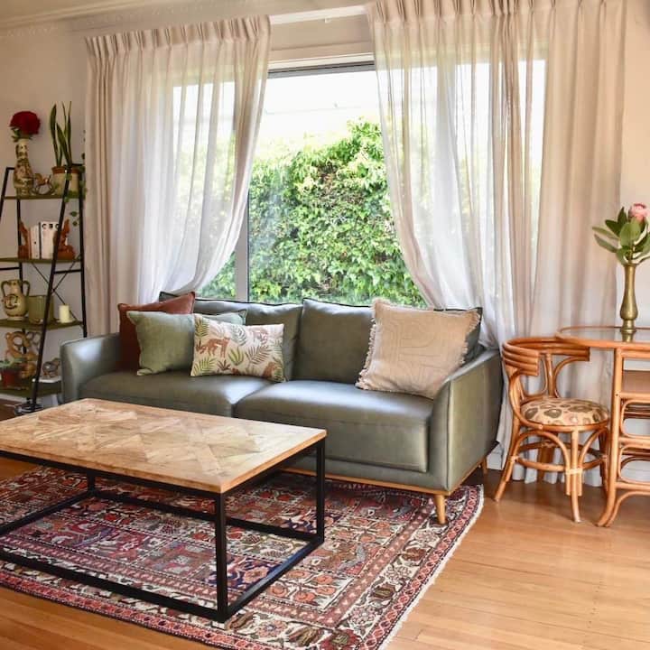 Charming, Central, 2 Bedroom Haven. - Christchurch