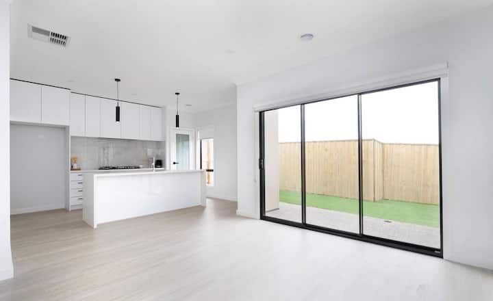 Modern And Bright 3 Bedroom Home With Free Parking - Caroline Springs