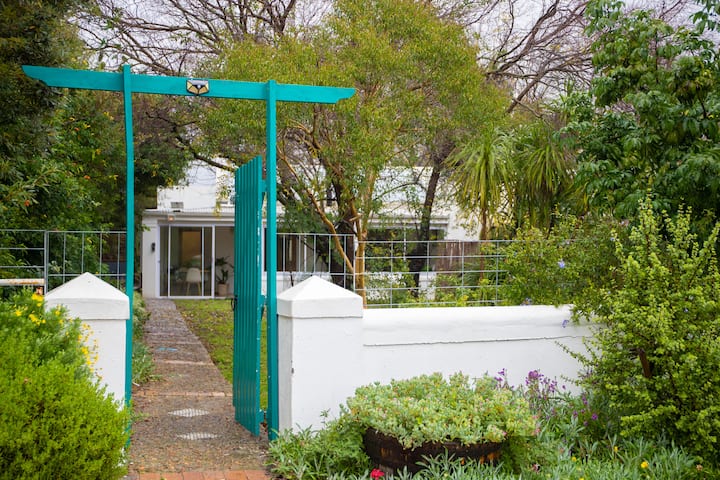Cape Canary Cottage: Bright 1 Bedroom Farm Cottage - Stellenbosch