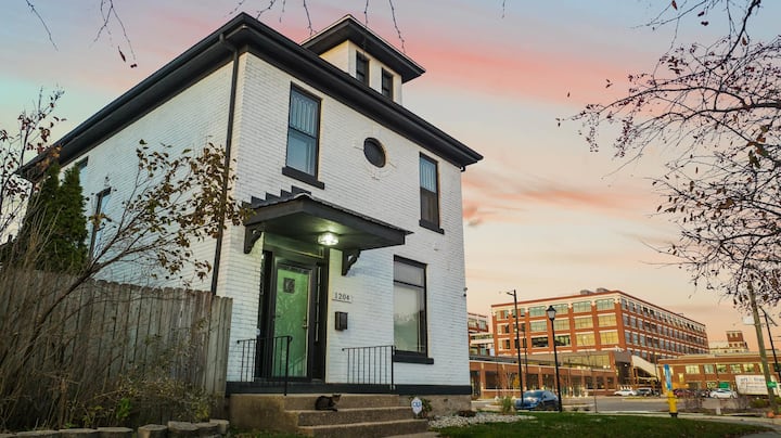 Calm And Modern Home Next To Electric Works - Fort Wayne, IN