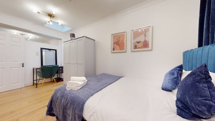 Cosy 3 Bedroom Flat- Zone 1 -